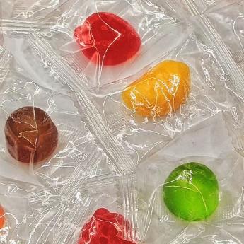 Cina Caramelle gommose colorate confezionate singolarmente per feste, eventi e piacere quotidiano in vendita