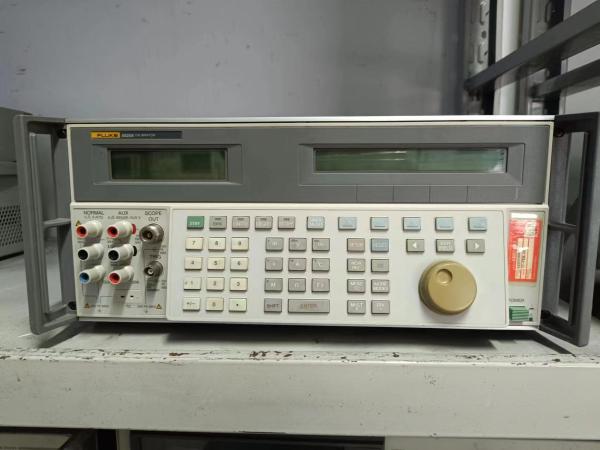 Recyclage portable RS-232 Multifonction étalonneur banc Multimètre Fluke 5520A
