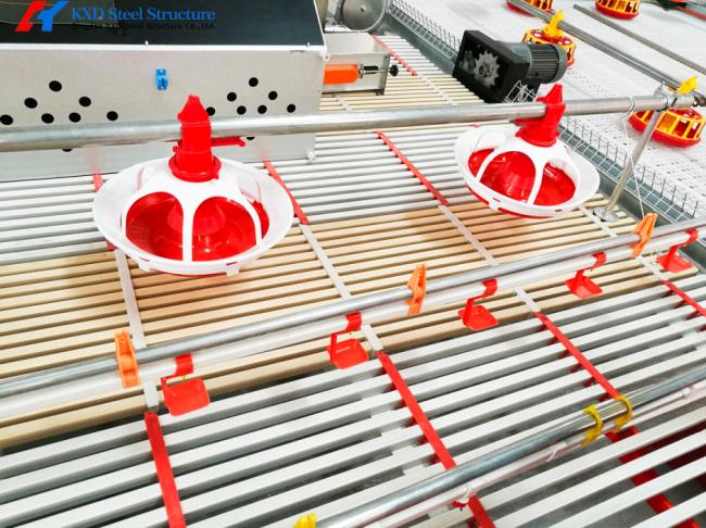 Detailed view of broiler feed pan mechanism