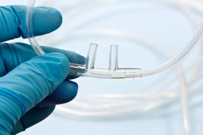 中国 Oxygeneの医学の鼻のCannulaの使い捨て可能な曲げられた急に燃え上がった柔らかい熊手の酸素の管 販売のため
