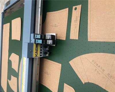 Cina Macchina per il taglio di abbigliamento a telaio azzurro in cassa d'argento 1500*1000mm in vendita