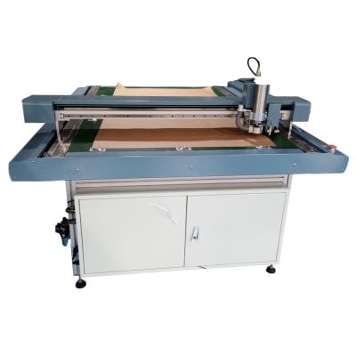Machine de découpe de planches à planches plates pour la production de vêtements