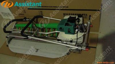 Cina 2.2KW / 2.9HP Potenza del motore DL-4CP-100 Ochiai 1000mm Curve Blade Two Man Tea Harvester in vendita