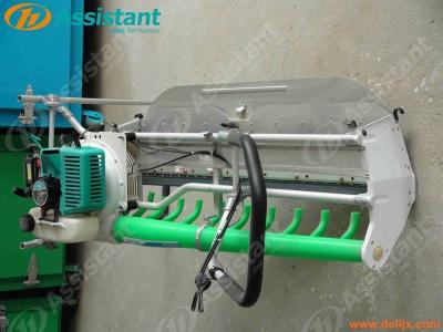 Cina 2.2KW / 2.9HP Potenza del motore DL-4CP-100 Ochiai 1000mm Curve Blade Two Man Tea Harvester in vendita