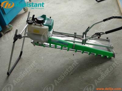 Cina 2.2KW / 2.9HP Potenza del motore DL-4CP-100 Ochiai 1000mm Curve Blade Two Man Tea Harvester in vendita