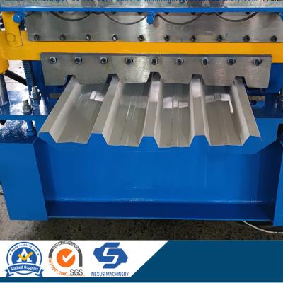 China 686 mm Width Trapezoidal Roof Sheet Roll Forming Machine with Hydraulic Cutting for sale