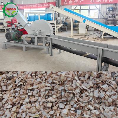 China 37 kW bosbouw houtsplintermachine met voerconveyor produceert 25-35mm chips for sale