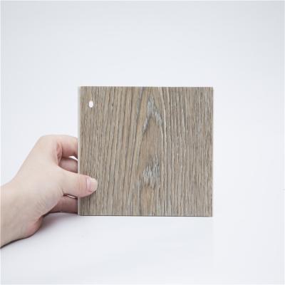 Cina 5 Pavimenti in legno ecologici in grigio argento per salotti moderni in vendita