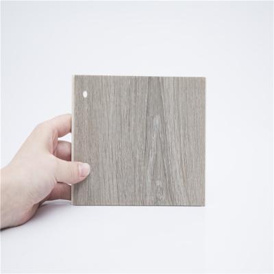 Cina 5 Pavimenti in legno ecologici in grigio argento per salotti moderni in vendita