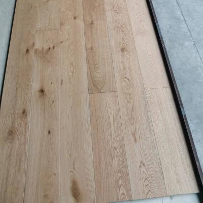 China Pavimentos de madeira de engenharia de parquet branco escovado de carvalho pavimentos de madeira maciça de carvalho à venda