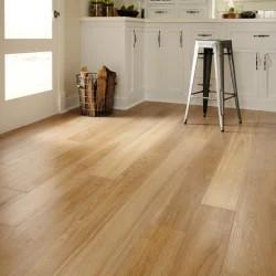 China Pavimentos de madeira de engenharia de parquet branco escovado de carvalho pavimentos de madeira maciça de carvalho à venda