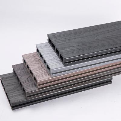 Cina Struttura Colori doppi Wpc Decking esterno 3D in rilievo Pavimenti in legno in vendita