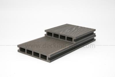 Cina 1.3%-1.4% Densità Shanghai Port di carico 3D Deep Embossed Composite WPC Decking Boards in vendita