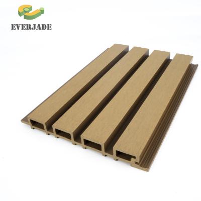 Cina Moderno design a prova di fuoco WPC pannello di parete di rivestimento per la casa di legno impermeabile e durevole in vendita