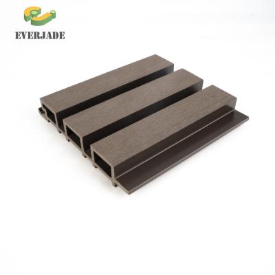 Cina Moderno design a prova di fuoco WPC pannello di parete di rivestimento per la casa di legno impermeabile e durevole in vendita