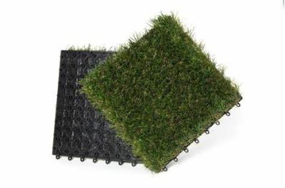 Cina Piastrelle di erba finta interconnesse per erba artificiale dimensione 300x300x22/25mm drenaggio in vendita