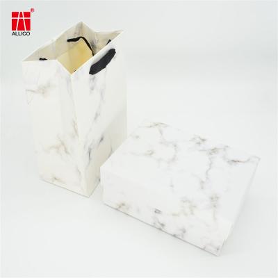 中国 作られた贅沢で堅いボール紙のペーパー ギフトの衣類の引出し包装箱をカスタム設計しなさい 販売のため