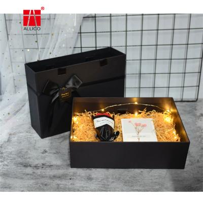 China Kundenspezifische schwarze quadratische Paket-Geschenkbox mit Band Bowknot-Geschenk-Paket für Frauen zu verkaufen