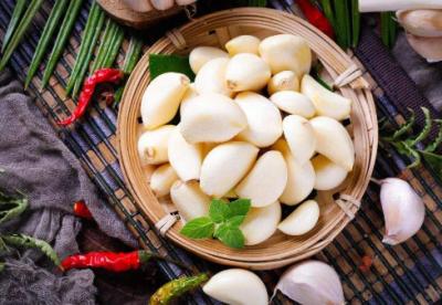 China 6.0cm Pure White Garlic for sale
