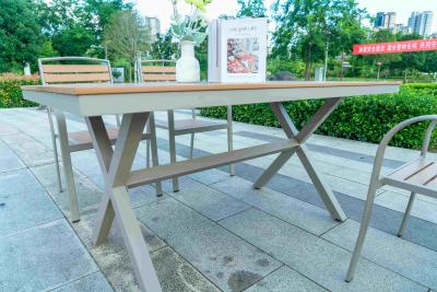 Cina Tavola da pranzo in legno poliesteriore e sedie in legno di plastica Tavola da patio e sedie set 5 pezzi set in vendita