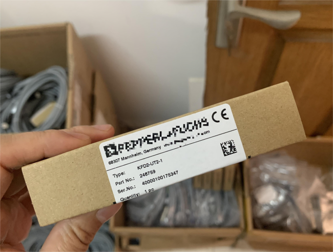 KFD2-UT2-1 Universal Temperature Converter side view