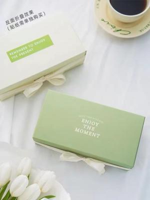 Cina Art Paper Foldable Gift Boxes verde con il nastro personalizza l'imballaggio di Candy del biscotto in vendita