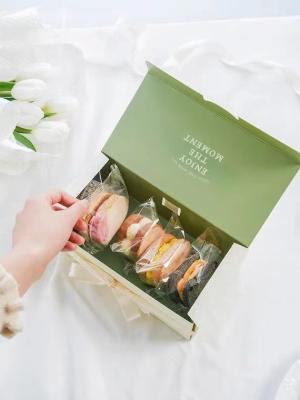 Cina Art Paper Foldable Gift Boxes verde con il nastro personalizza l'imballaggio di Candy del biscotto in vendita
