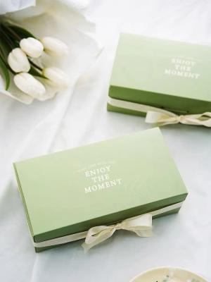 Cina Art Paper Foldable Gift Boxes verde con il nastro personalizza l'imballaggio di Candy del biscotto in vendita
