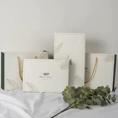 Cina Variopinto carta i contenitori di regalo pieghevoli con gli elementi dell'imballaggio del Inserter della carta del nastro in vendita