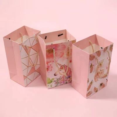 Cina Art Paper Foldable Gift Boxes rosa con il punto di forma del cassetto del nastro UV in vendita