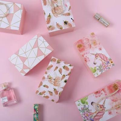 Cina Art Paper Foldable Gift Boxes rosa con il punto di forma del cassetto del nastro UV in vendita