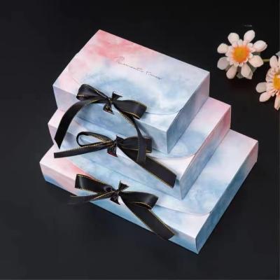 Cina Variopinto carta i contenitori di regalo pieghevoli con il nastro che stampa Logo Apparel Packaging in vendita