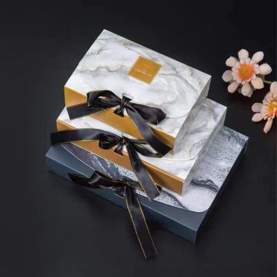 Cina Variopinto carta i contenitori di regalo pieghevoli con il nastro che stampa Logo Apparel Packaging in vendita