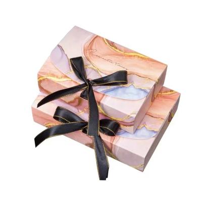 Cina Variopinto carta i contenitori di regalo pieghevoli con il nastro che stampa Logo Apparel Packaging in vendita