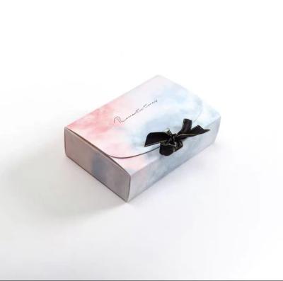 Cina Variopinto carta i contenitori di regalo pieghevoli con il nastro che stampa Logo Apparel Packaging in vendita