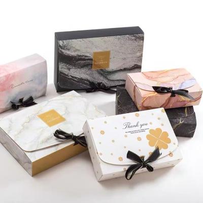 Cina Variopinto carta i contenitori di regalo pieghevoli con il nastro che stampa Logo Apparel Packaging in vendita