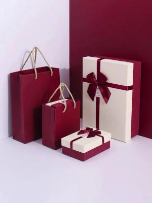 Cina Confezioni regalo in cartone laminazione lucida fatta a mano con coperchio e forma inferiore in vendita