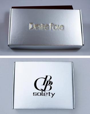 Cina Scatola in cartone ondulato con flauto E color argento con logo in rilievo Confezione regalo per la spedizione della posta in vendita