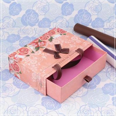Cina Art Paper Paperboard Gift Boxes rosa con forma della scatola del cassetto della maniglia del nastro per l'imballaggio di Jelwelry in vendita
