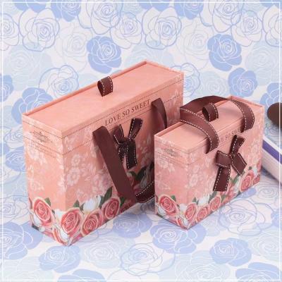 Cina Art Paper Paperboard Gift Boxes rosa con forma della scatola del cassetto della maniglia del nastro per l'imballaggio di Jelwelry in vendita