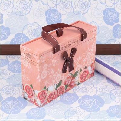 Cina Art Paper Paperboard Gift Boxes rosa con forma della scatola del cassetto della maniglia del nastro per l'imballaggio di Jelwelry in vendita