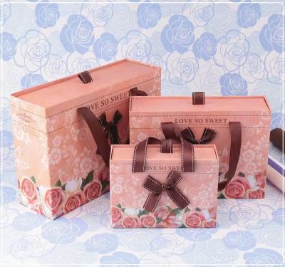 Cina Art Paper Paperboard Gift Boxes rosa con forma della scatola del cassetto della maniglia del nastro per l'imballaggio di Jelwelry in vendita