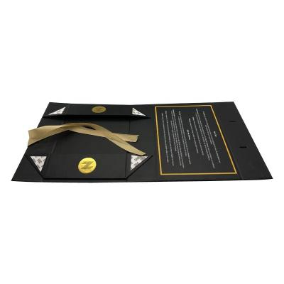 Cina Contenitore di regalo magnetico magnetico nero fatto a mano del nastro del contenitore di regalo della chiusura Matt Black in vendita
