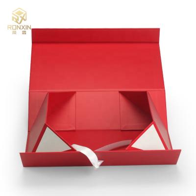 Cina Contenitori di regalo pieghevoli del cartone rosso con l'imballaggio del regalo del nastro in vendita