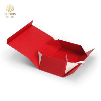 Cina Contenitori di regalo pieghevoli del cartone rosso con l'imballaggio del regalo del nastro in vendita
