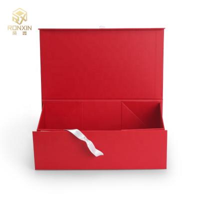 Cina Contenitori di regalo pieghevoli del cartone rosso con l'imballaggio del regalo del nastro in vendita