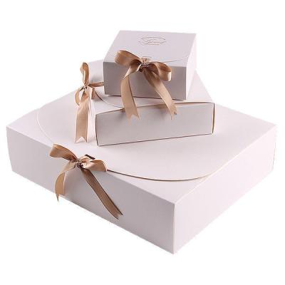 Chine Boîte-cadeau pliables rigides d'accueil d'OEM avec le ruban, boîtes en carton de paquet plat à vendre