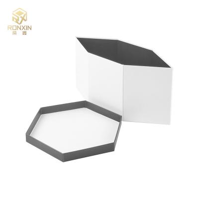 Cina Carta patinata esagonale bianca dei contenitori di regalo del cartone per Candy dolce in vendita