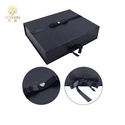 Cina Contenitori di regalo pieghevoli del cartone rettangolare di lusso con il nero del nastro in vendita