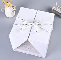 China Customized Foldable White Cake Boxes With Window Simply Design for sale